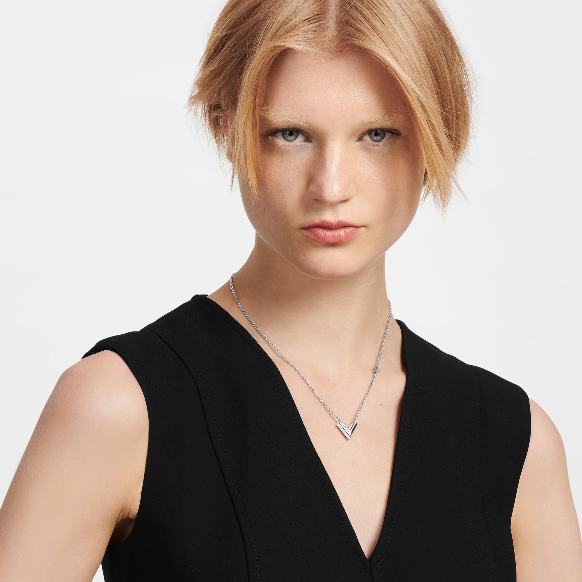 Louis Vuitton Essential V Supple Necklace REVERSIBLE