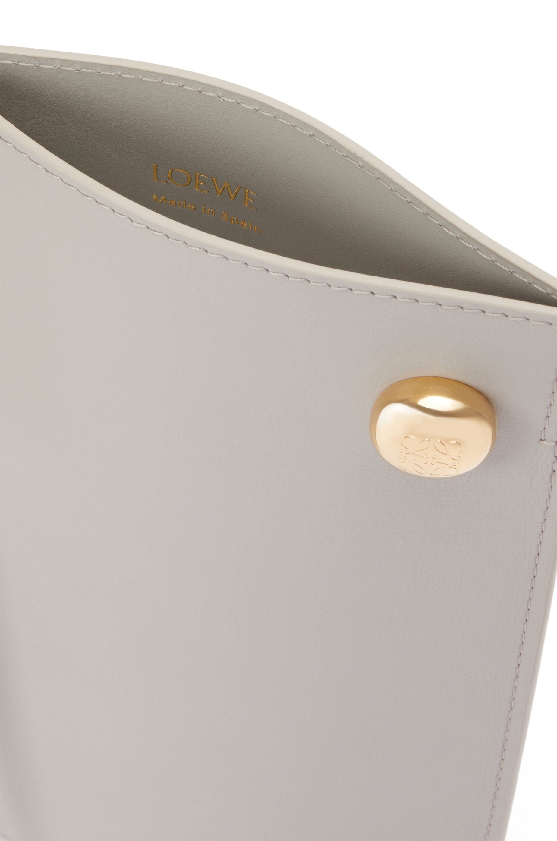 Loewe Pebble Dice pocket in classic calfskin | REVERSIBLE