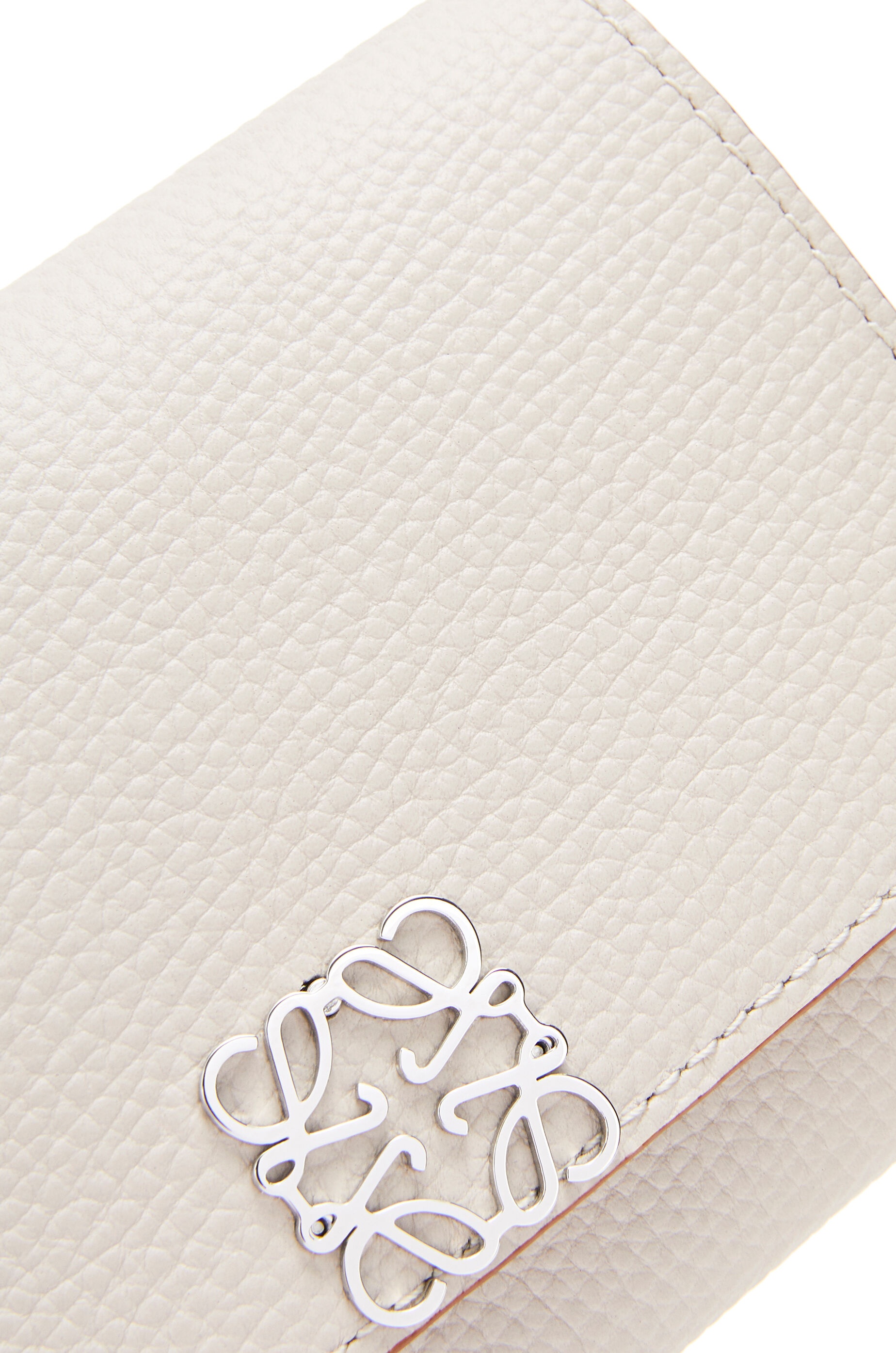 Loewe Anagram wallet on chain in pebble grain calfskin | REVERSIBLE